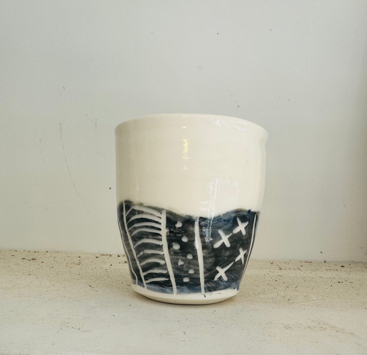 Black & White Carved Beaker – Ann O'Sullivan Pottery